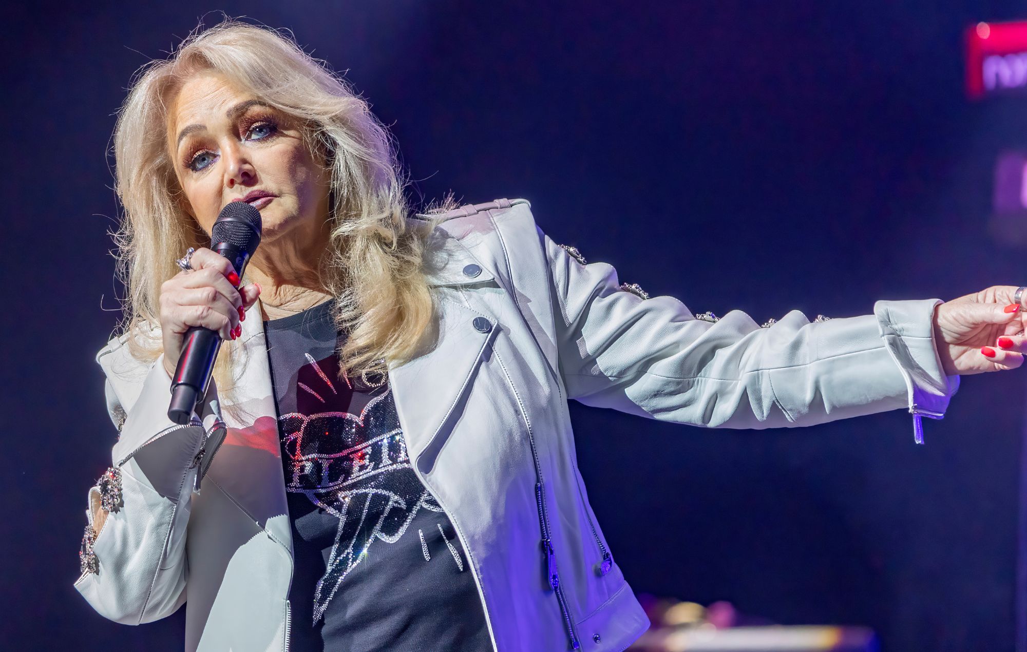 Bonnie Tyler recuperating after emergency intestinal surgery in ...